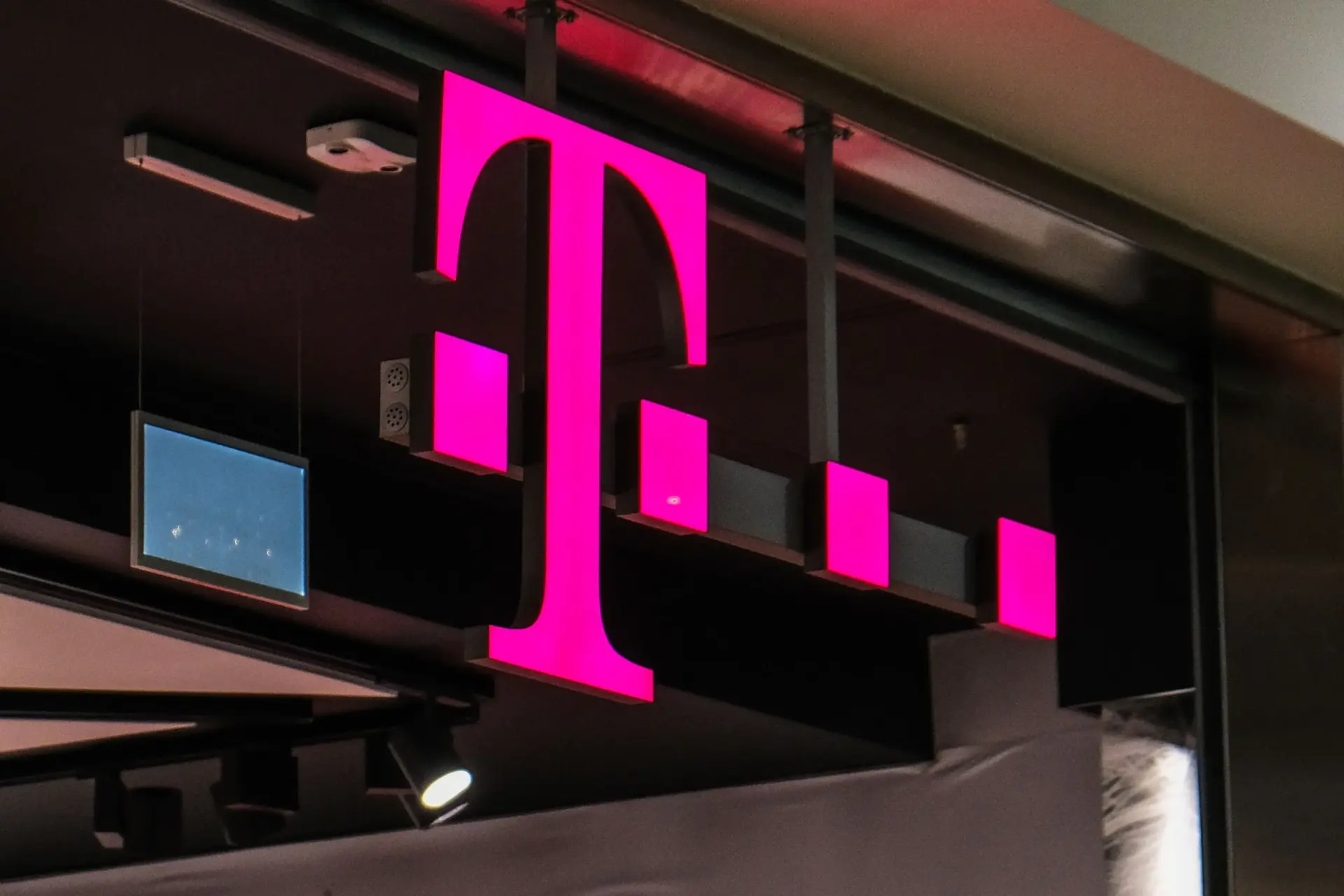Did T-Mobile Just Betray Your Trust? This New Warning Has Customers ...